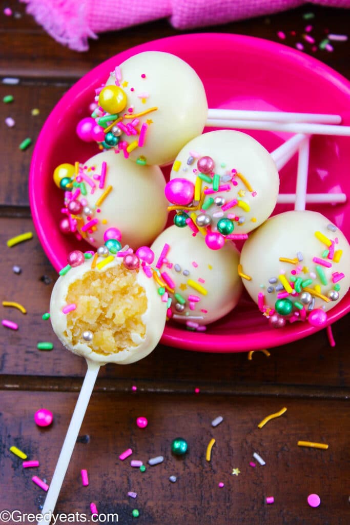 Vanilla Cake Pops Recipe - Greedy Eats