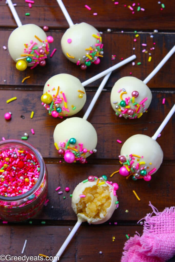 Vanilla Cake Pops Recipe - Greedy Eats