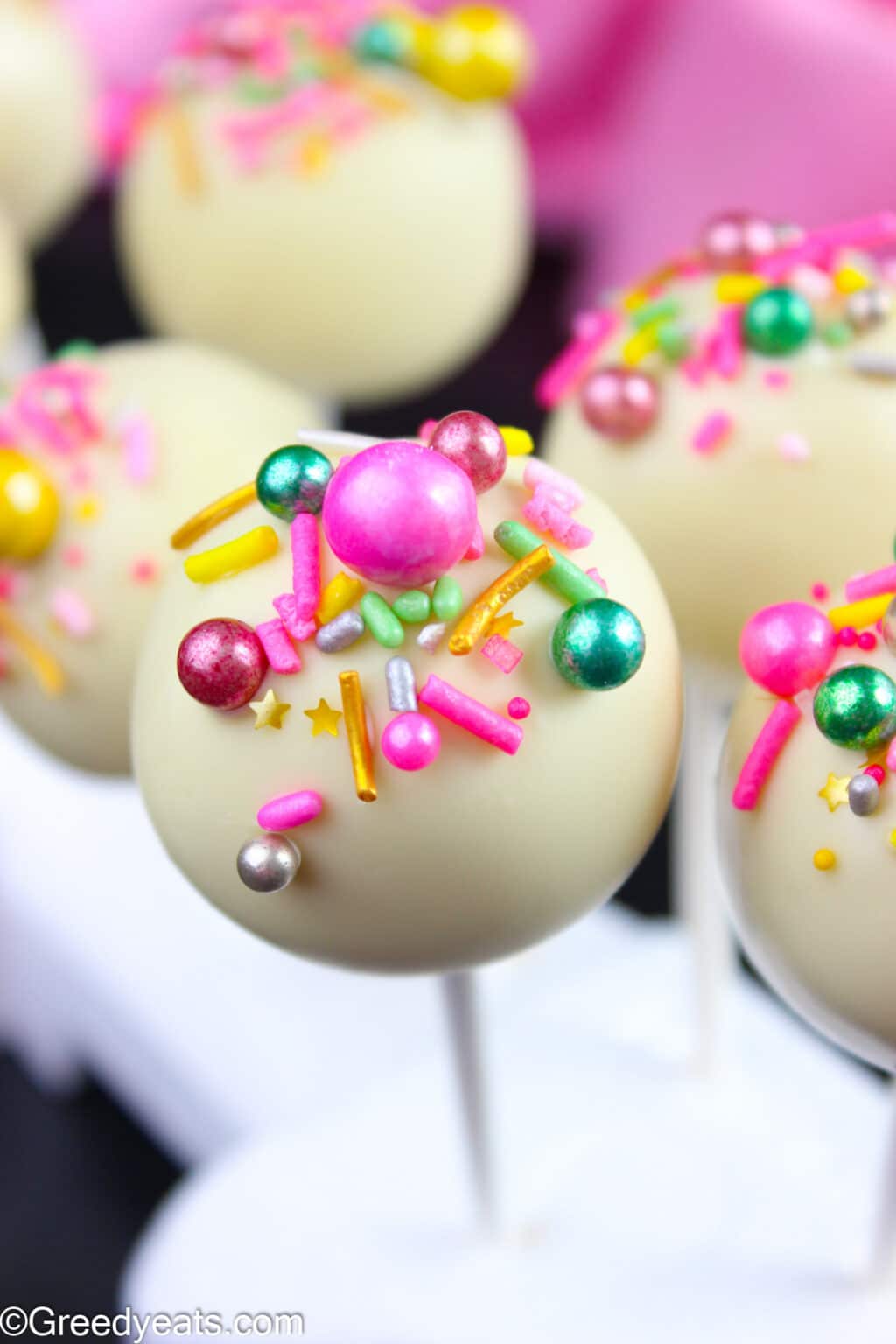 Vanilla Cake Pops Recipe - Greedy Eats